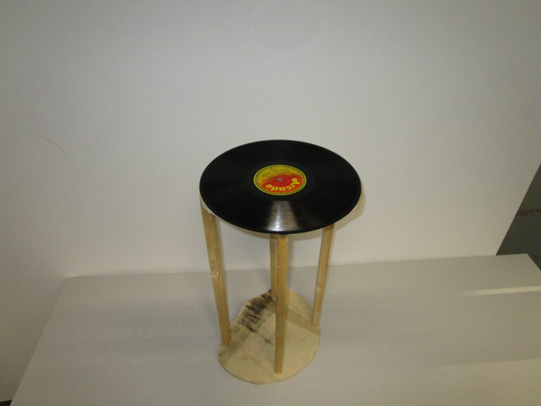 Stabiler Hocker aus Holz - ZIB JBZ